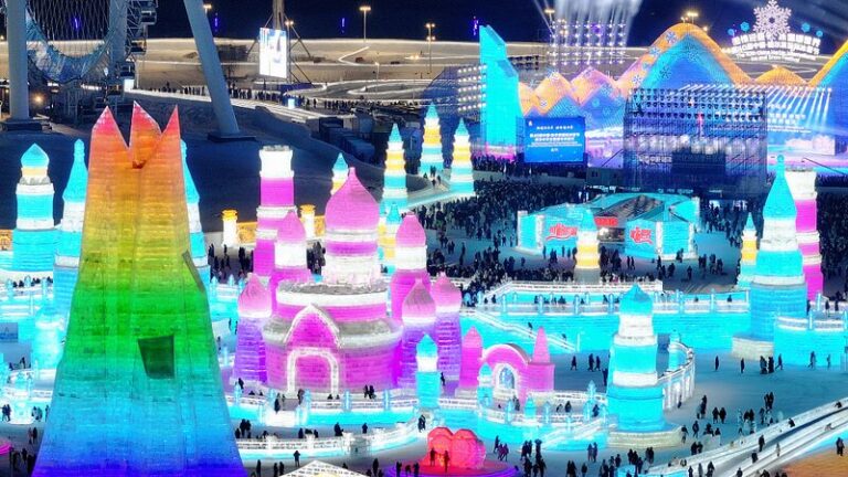 Harbin’s Super Ice Slide Thrills Visitors at Ice and Snow World ...