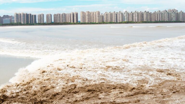 Qiantang River Tidal Bore Peaks: Nature’s Spectacle Draws Global ...