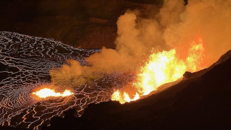 Spectacular Eruption of Hawaii’s Kilauea Volcano Sends 80-Meter Lava ...