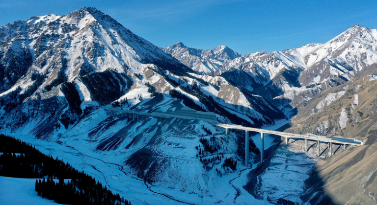Xinjiang’s Urumqi-Yuli Expressway Bridges Tianshan Divide, Boosts ...